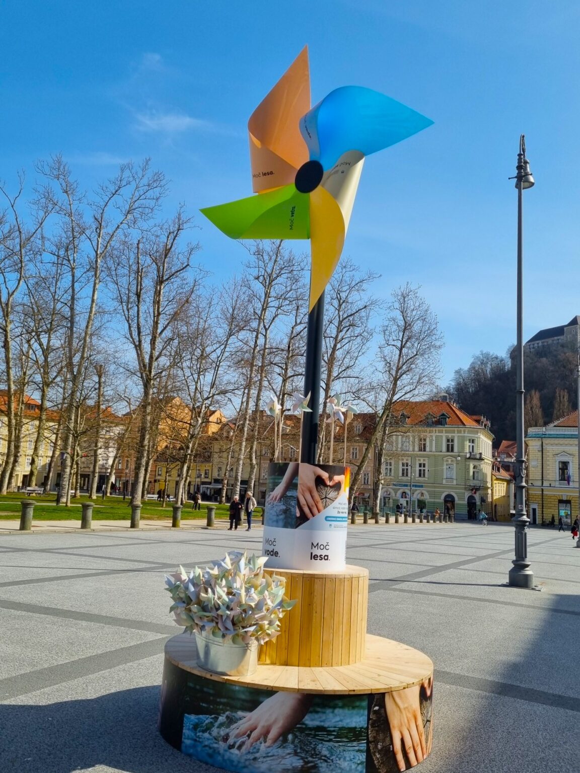 »VETRNICE IMAŠ V ROKAH, V SONCU NA KONGRESCU SE PLASTIČNE BLESTIJO, DA ...